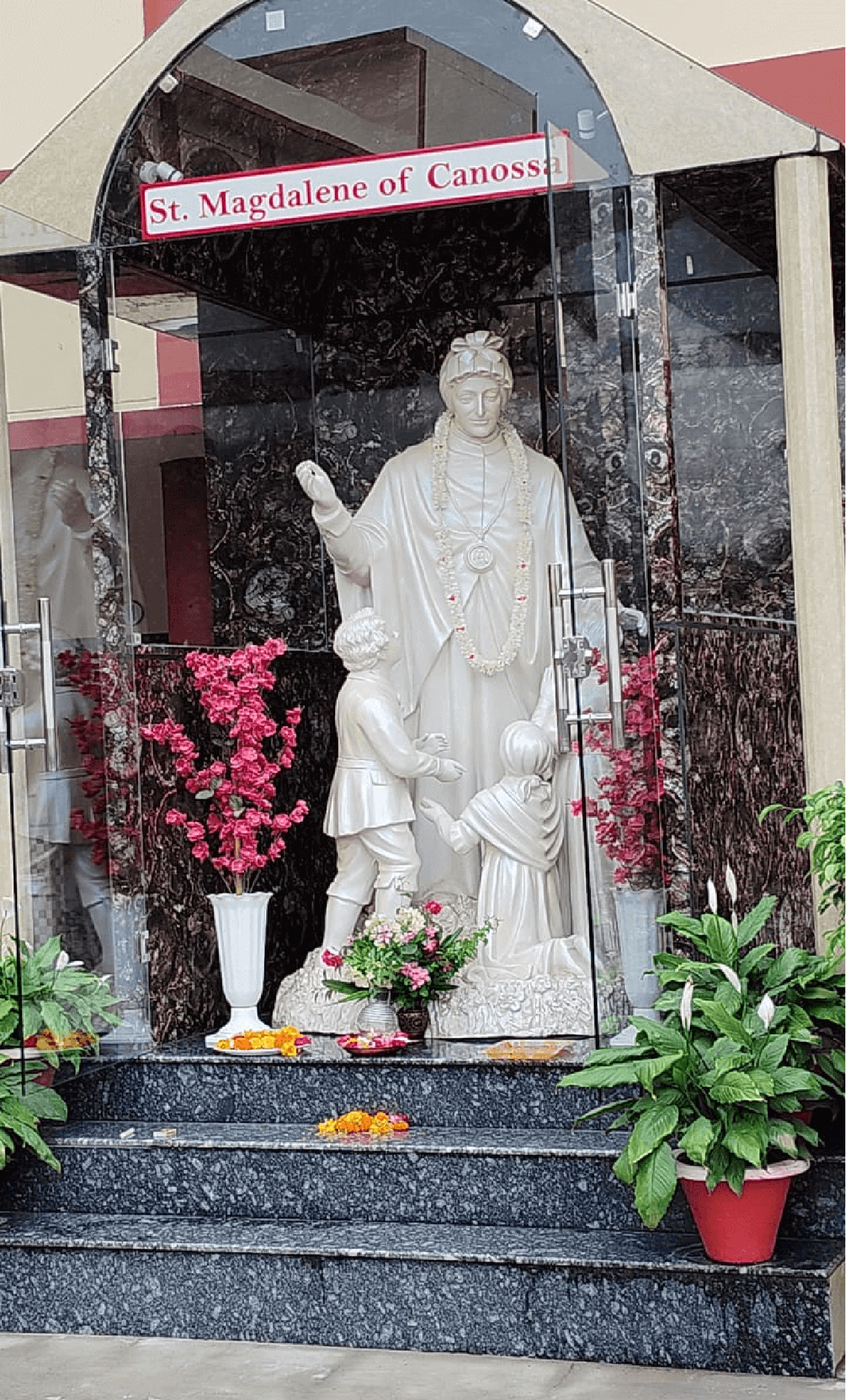 Canossa School, Lucknow | Home